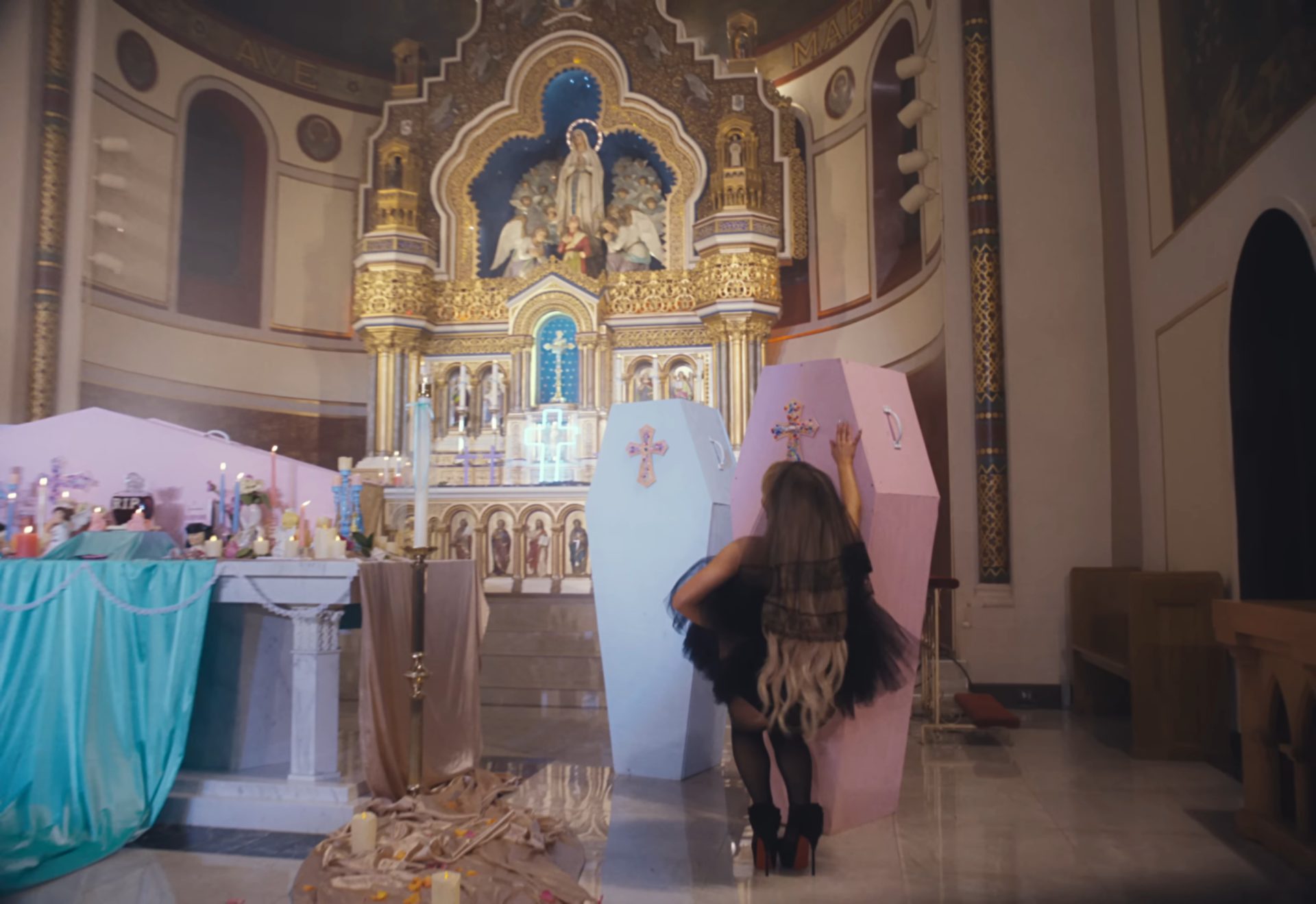 Cantante seminuda in chiesa, vescovo licenzia prete