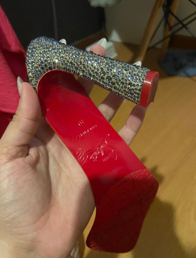 Taylor Swift tacco rotto e resta in punta di piedi come "Barbie"